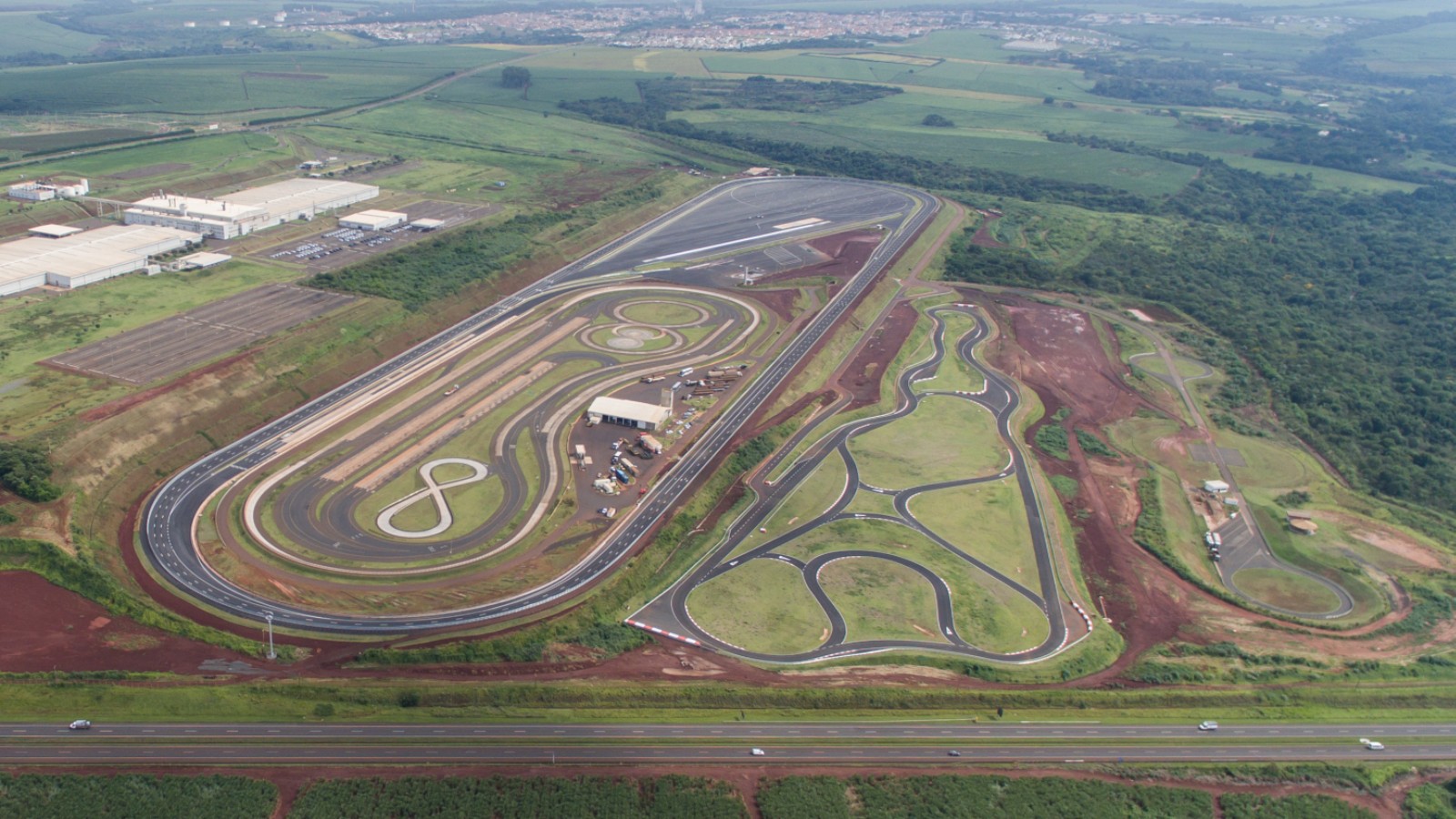 Mercedes-Benz e Bosch concluem obras do Centro de Testes Veiculares de ...