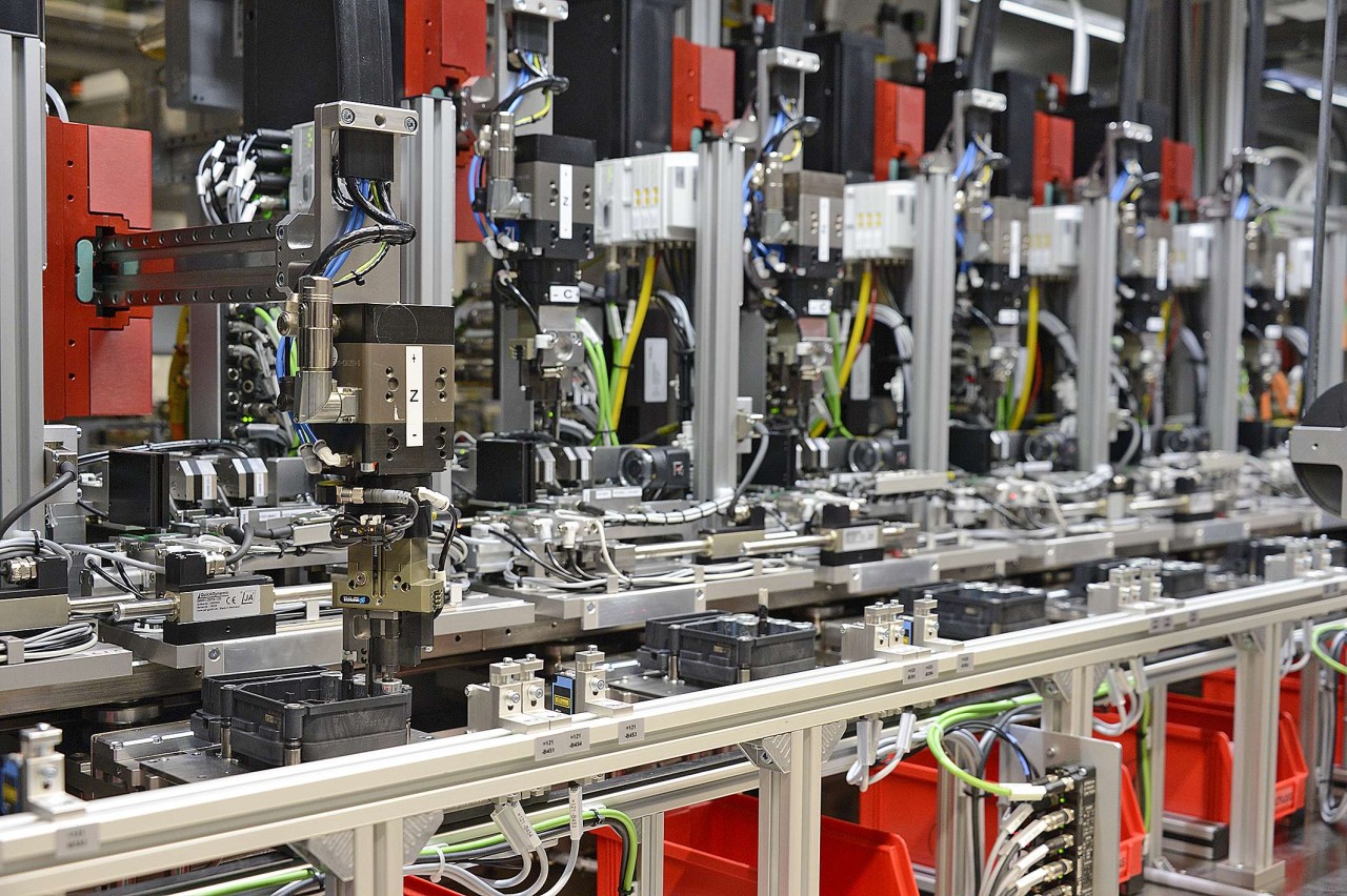 Final assembly of brake control units (ESP) - Bosch Media Service