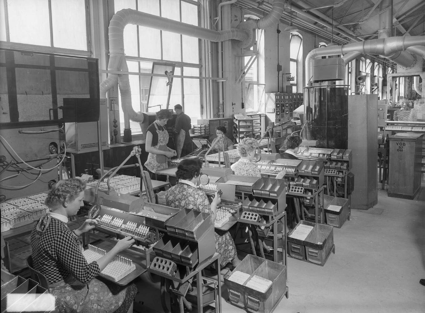Fabrication of spark plugs at Bamberg plant, 1958 - Bosch Media Service