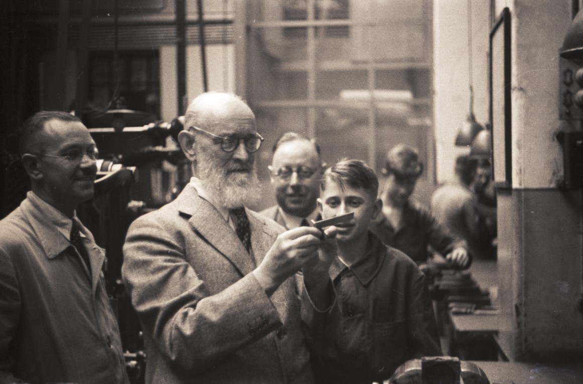 Robert Bosch at the Frankfurt sales office checking a workpiece of an ...