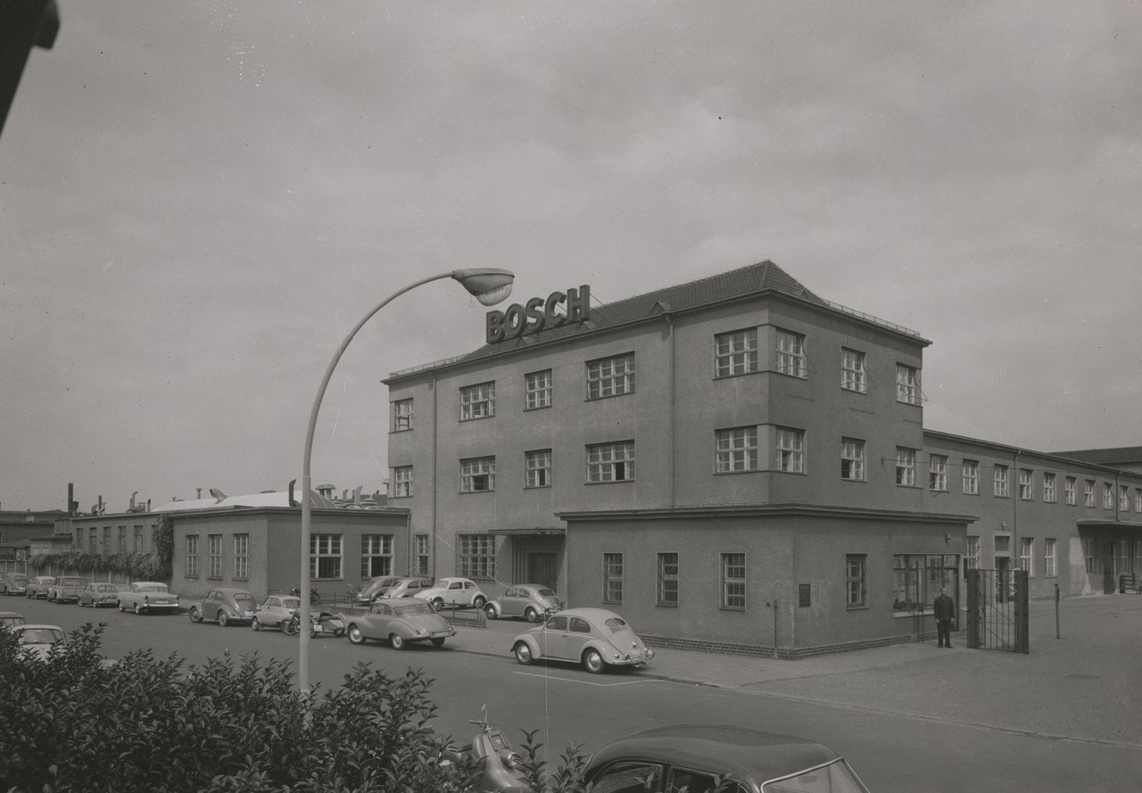 Eingangsbereich des Bosch-Werkes Nürnberg, 1960 - Bosch Media Service