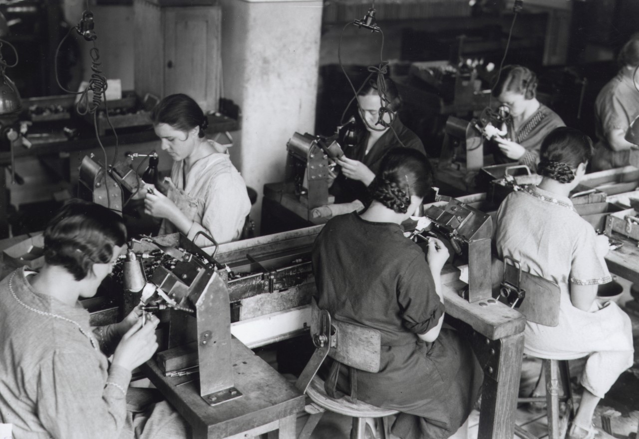 Assembly line production of Bosch spark plugs, 1935 - Bosch Media Service