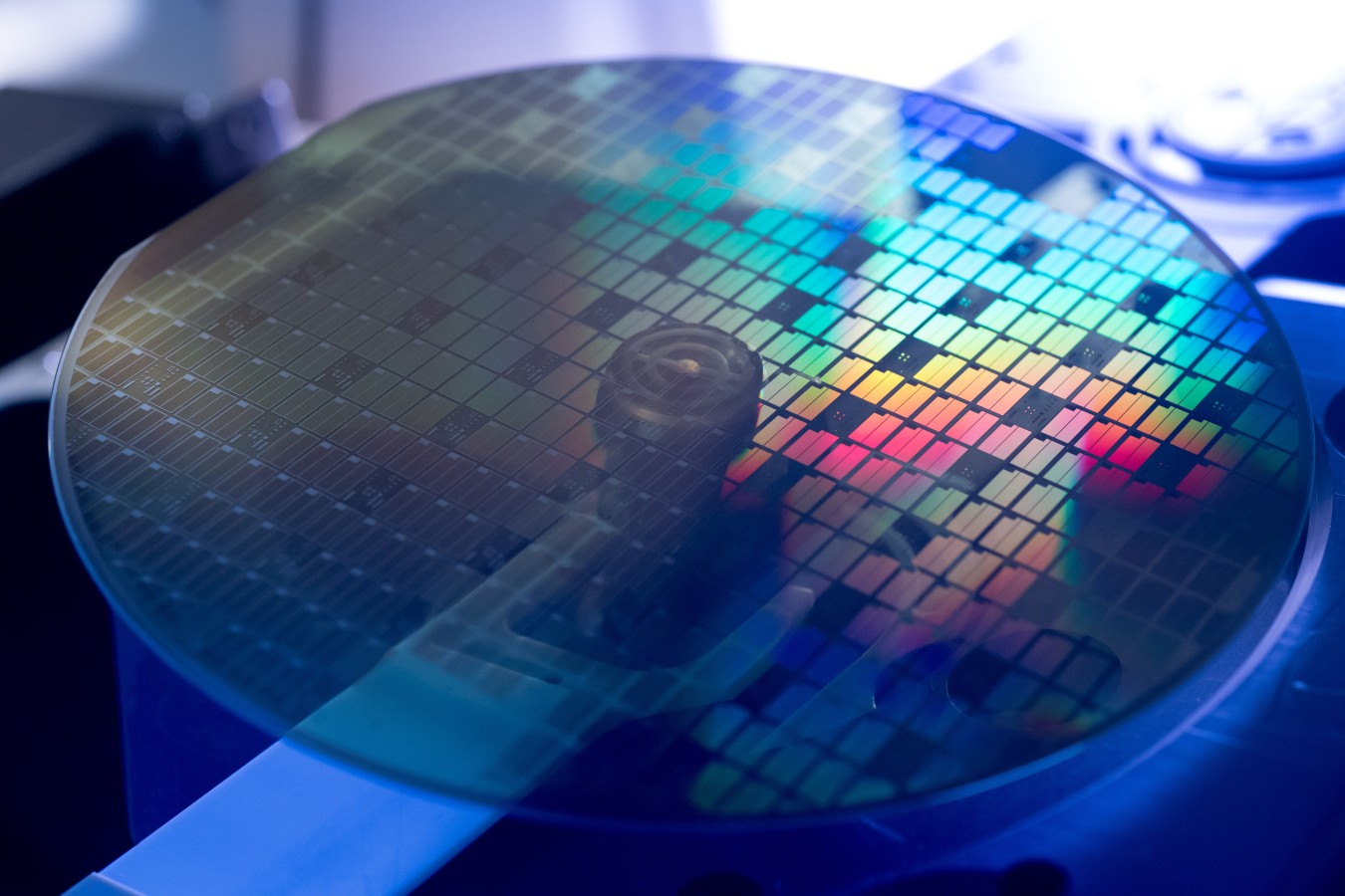 Schlüsseltechnologie für die vernetzte Welt: Halbleiter von Bosch ...