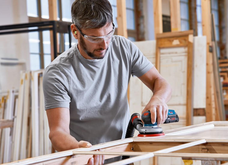 Compact and flexible for mobile use: The first Bosch cordless random ...