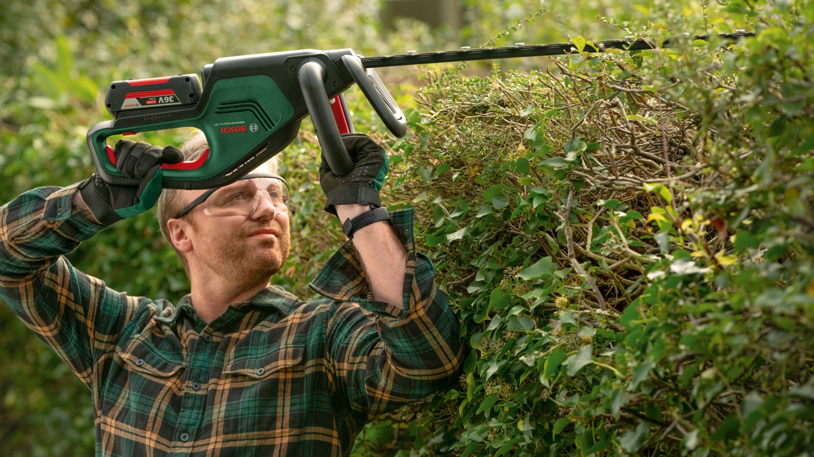 Start the gardening season with full power: Cordless hedgecutter and ...