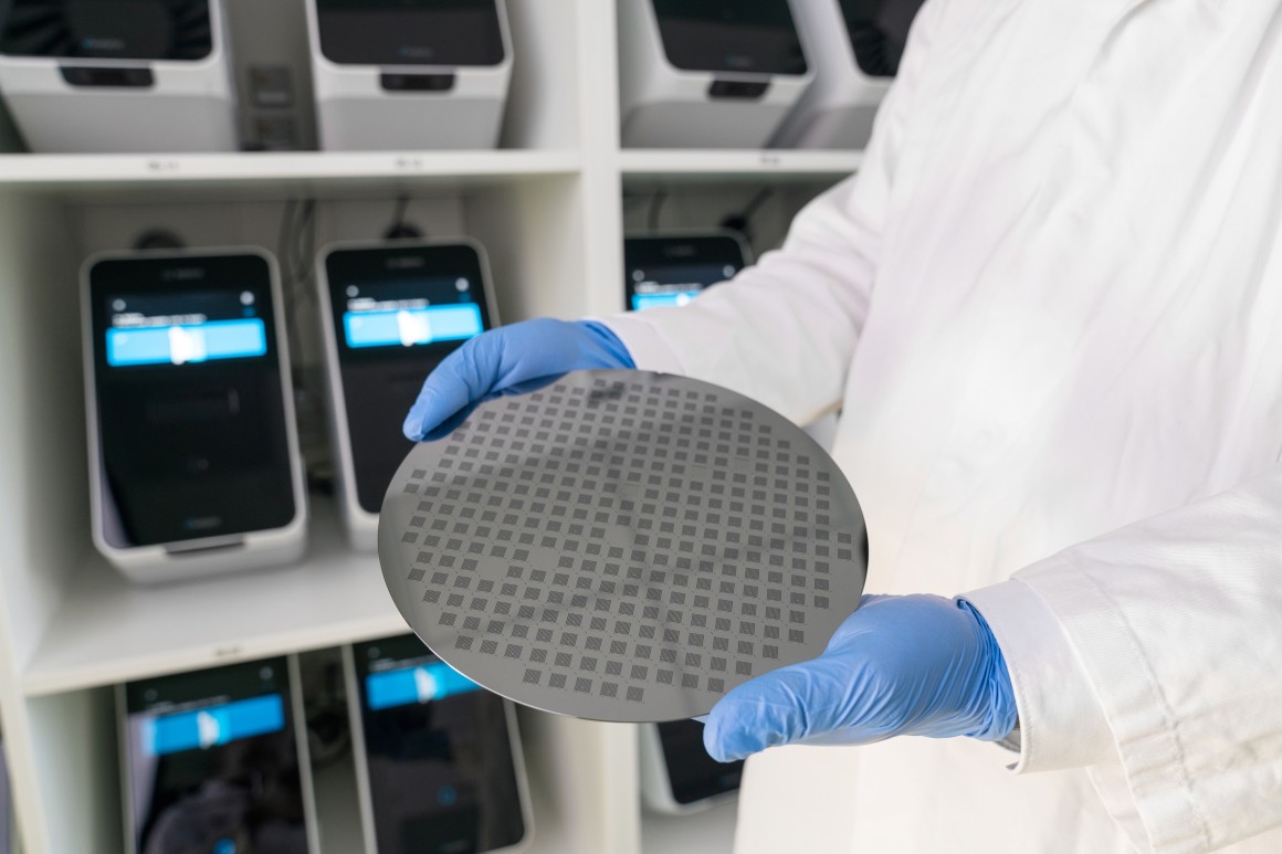 Wafer with BioMEMS for the Vivalytic platform - Bosch Media Service