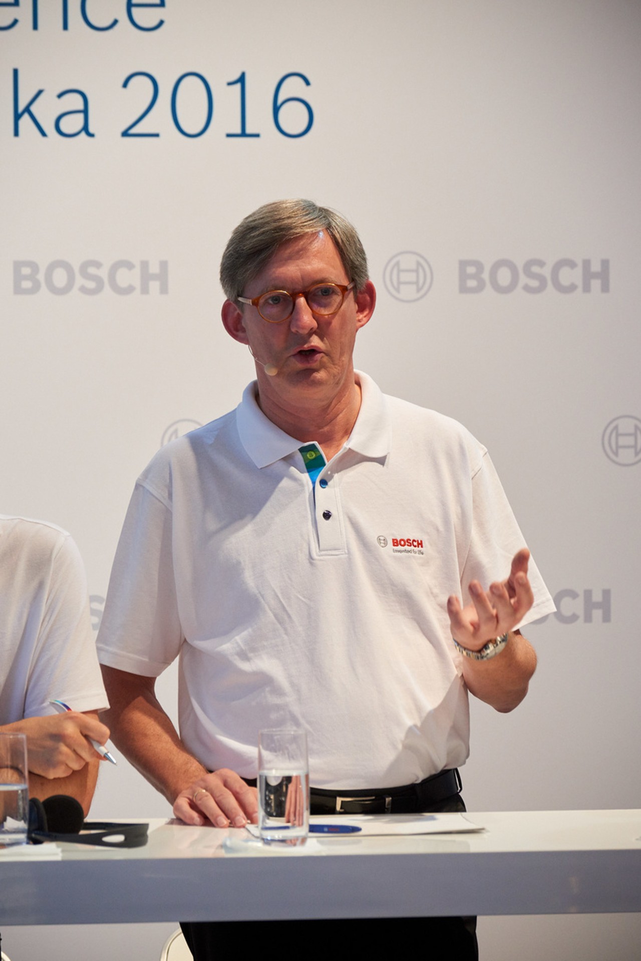 Dr. Uwe Thomas bei der Pressekonferenz Automechanika 2016 - Bosch Media ...