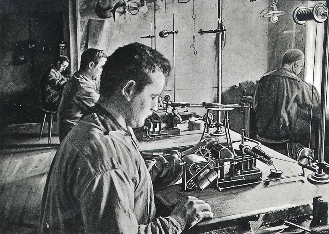 Bosch workers manufacturing magnetos, 1900 - Bosch Media Service