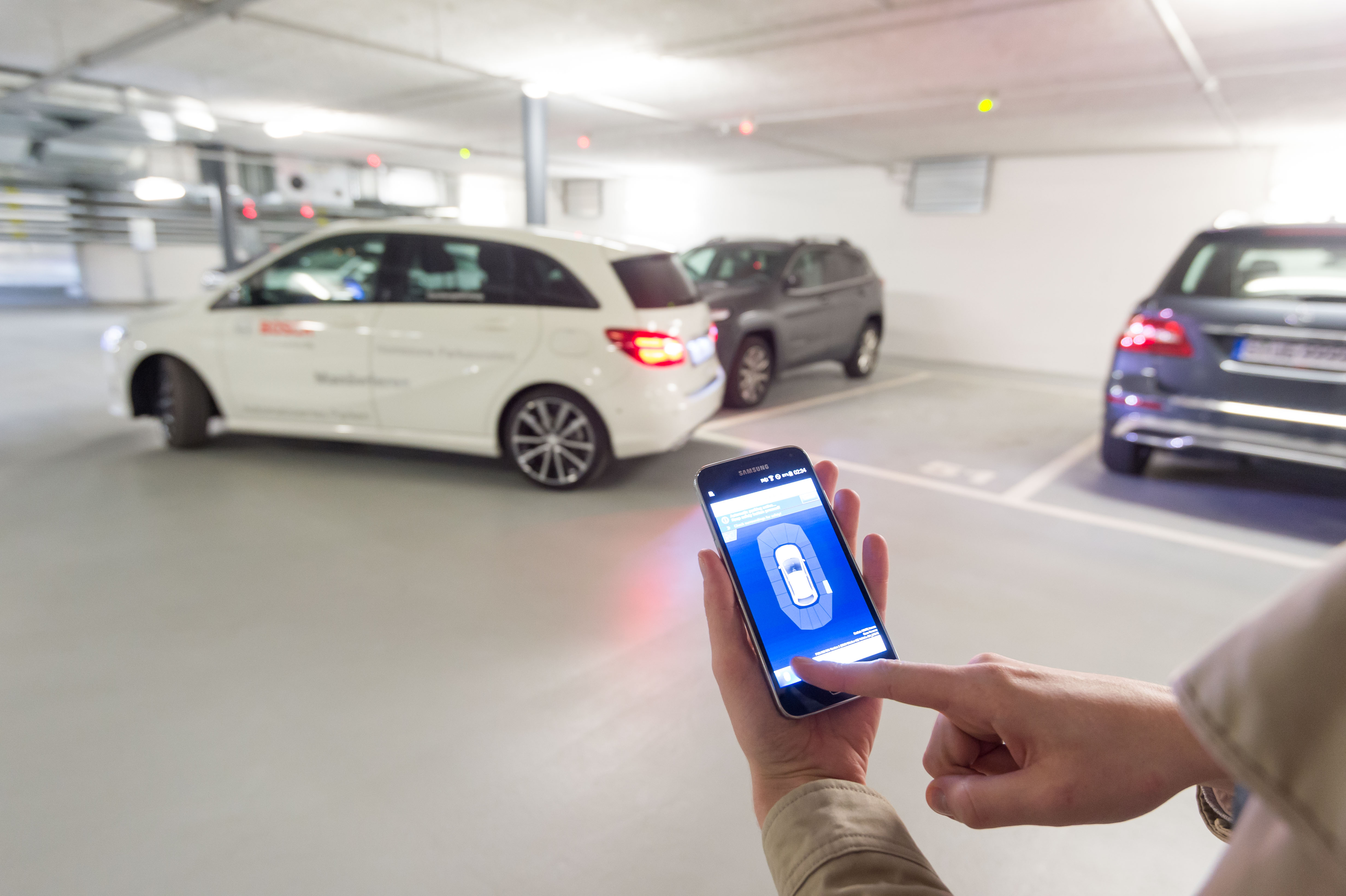 Connettività e sistemi di assistenza per il parcheggio automatico ...