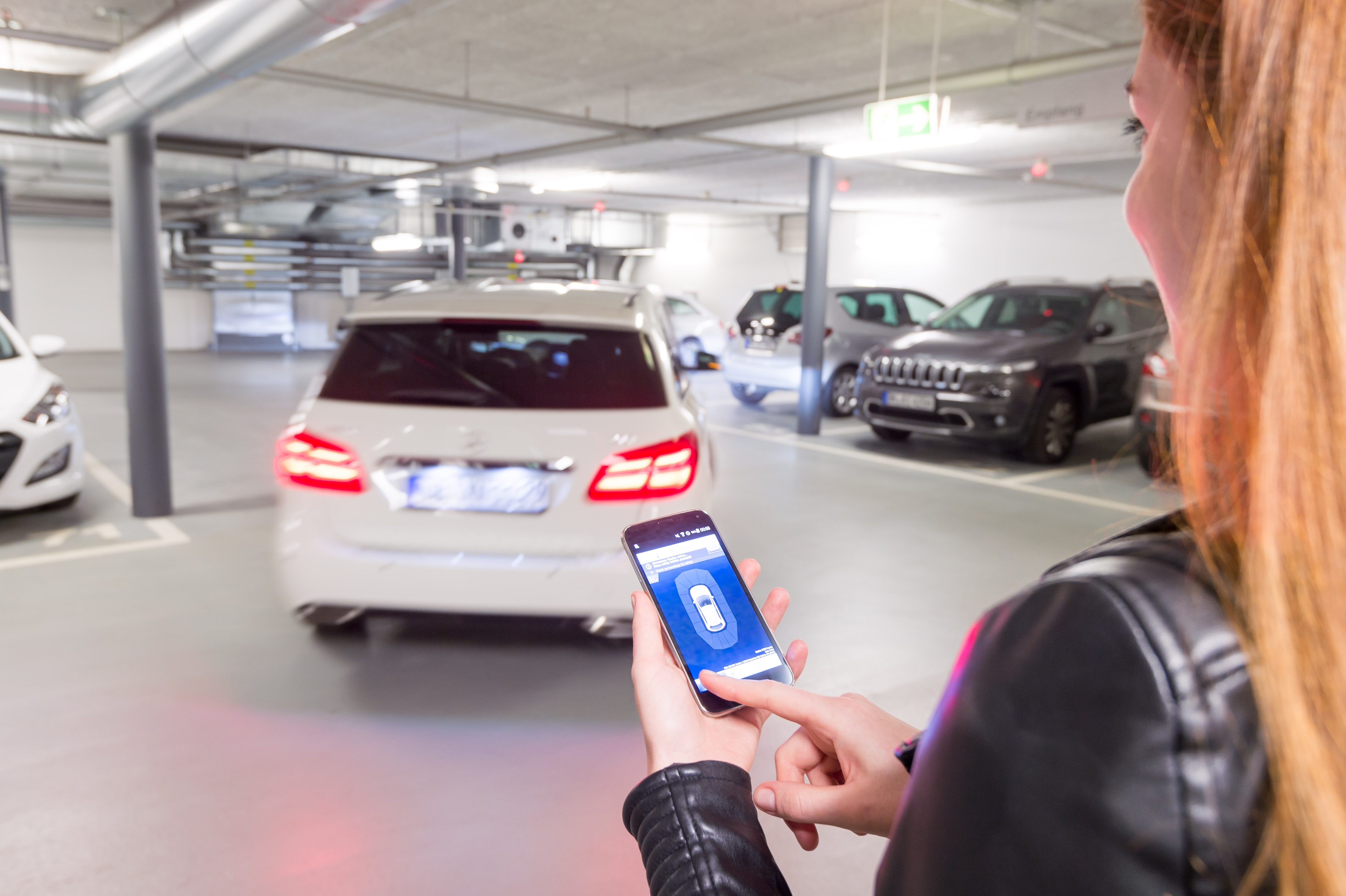 Connettività e sistemi di assistenza per il parcheggio automatico ...