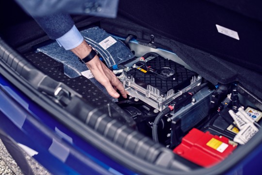 Tecnologia Bosch a bordo della nuova Maserati Ghibli Hybrid - Bosch ...